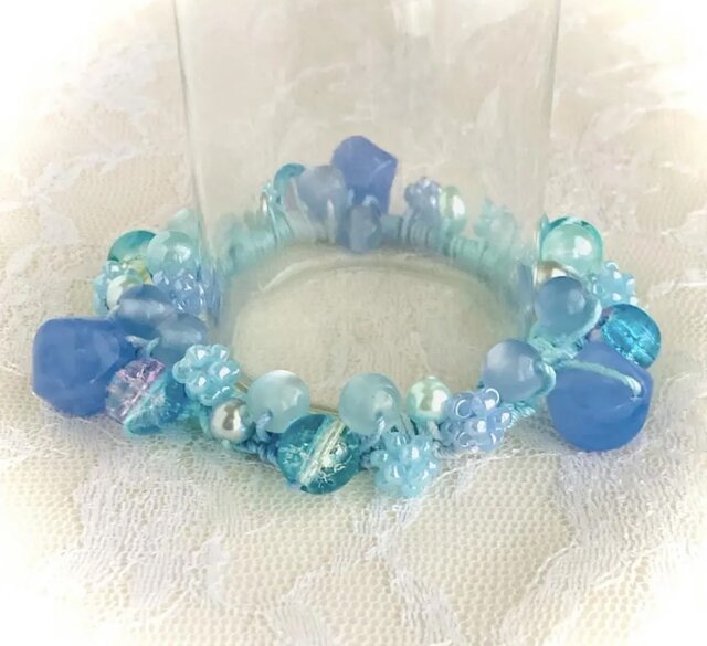 ビーズとビーズボールのシュシュ | iichi 日々の暮らしを心地よくするハンドメイドやアンティークのマーケットプレイス