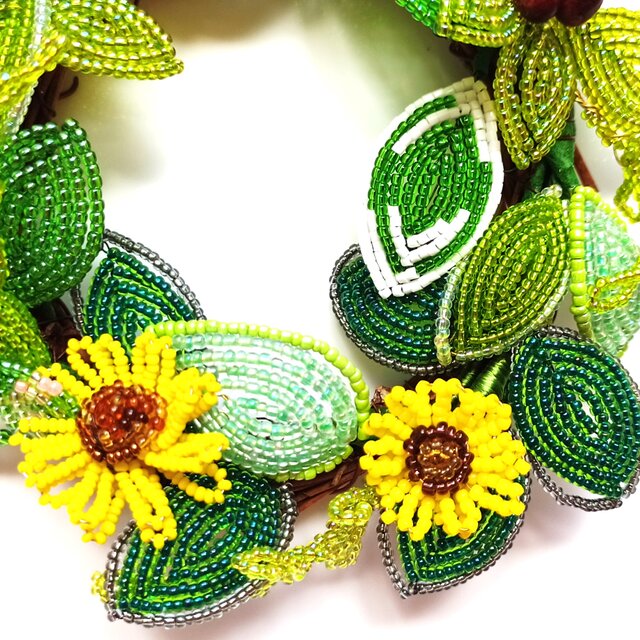 miniリース ひまわり ビーズのフラワーリース 91-6 | iichi 日々の暮らしを心地よくするハンドメイドやアンティークのマーケットプレイス