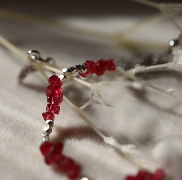 レッドスピネルとカレンシルバーのブレスレット | iichi 日々の暮らしを心地よくするハンドメイドやアンティークのマーケットプレイス