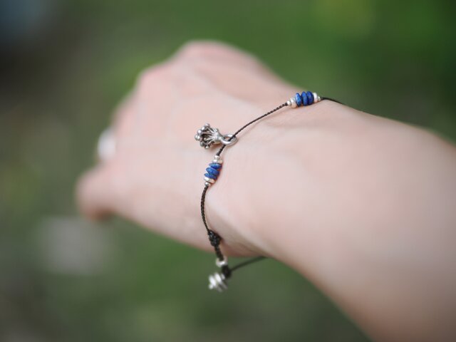 -Lapislazuli- code bracelet | iichi 日々の暮らしを心地よくするハンドメイドやアンティークのマーケットプレイス