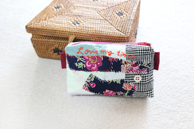 マチ付きスクエアポーチ e | iichi 日々の暮らしを心地よくするハンドメイドやアンティークのマーケットプレイス