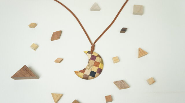 寄木の三日月ペンダント | iichi 日々の暮らしを心地よくするハンドメイドやアンティークのマーケットプレイス