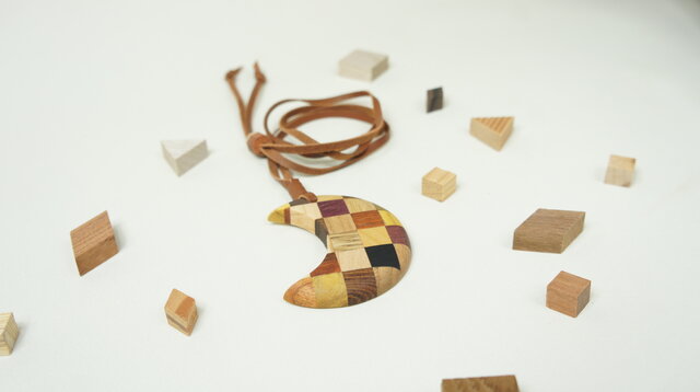 寄木の三日月ペンダント | iichi 日々の暮らしを心地よくするハンドメイドやアンティークのマーケットプレイス