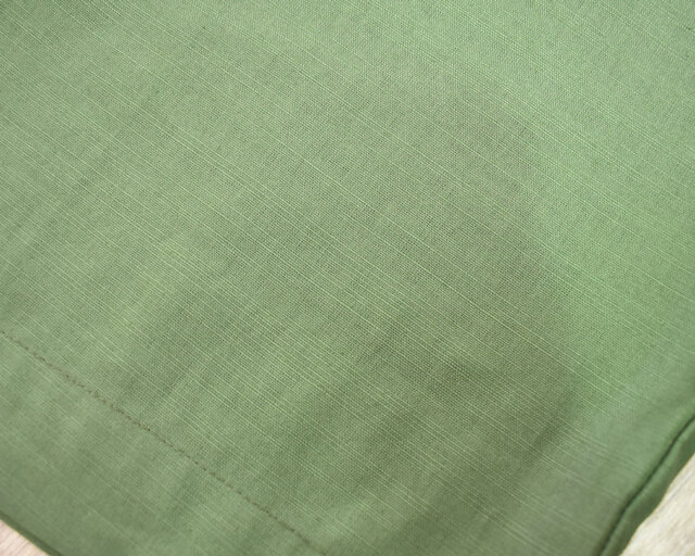 コットン素材のフロントタックストレートパンツ グリーン セミワイドパンツ | iichi 日々の暮らしを心地よくするハンドメイドやアンティークのマーケットプレイス