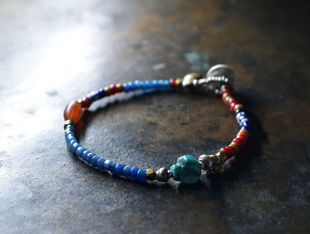 oldチベタンターコイズとシャン族ヴィンテージカーネリアン、ナガ族アンティークビーズ、oldチンシルバー＆オリッサブラスのブレス | iichi 日々の暮らしを心地よくするハンドメイドや ...