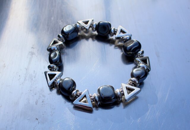 ヘマタイト トライアングル ブレスレット | iichi 日々の暮らしを心地よくするハンドメイドやアンティークのマーケットプレイス