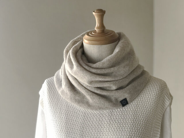 温度を纏う。純カシミヤねじりスヌード [Basici Design]杢ベージュ | iichi 日々の暮らしを心地よくするハンドメイドやアンティークのマーケットプレイス