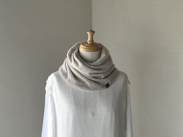 温度を纏う。純カシミヤねじりスヌード [Basici Design]杢ベージュ | iichi 日々の暮らしを心地よくするハンドメイドやアンティークのマーケットプレイス