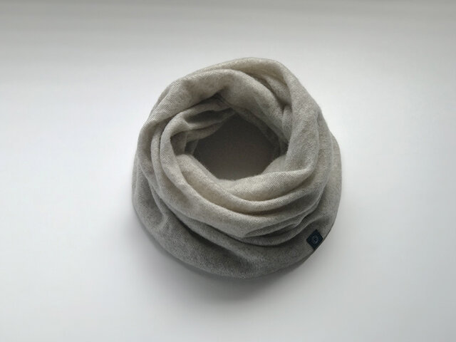 温度を纏う。純カシミヤねじりスヌード [Basici Design]杢ベージュ | iichi 日々の暮らしを心地よくするハンドメイドやアンティークのマーケットプレイス