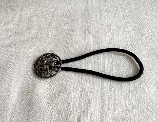 フランスヴィンテージヘアゴム／アイリスのシルバープレートボタン（AFB-207) | iichi 日々の暮らしを心地よくするハンドメイドやアンティークのマーケットプレイス