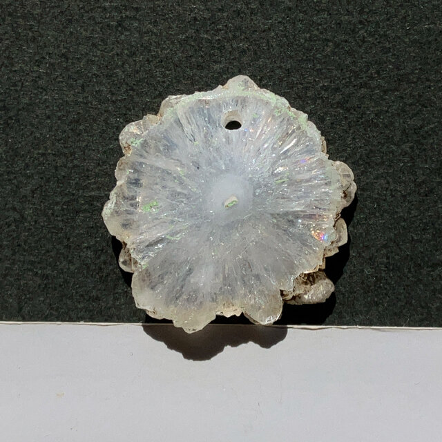 穴あきソーラークォーツ[139] 23x22mm 18Cts 天然石 ／ ルース ／カボション | iichi 日々の暮らしを心地よくするハンドメイドやアンティークのマーケットプレイス