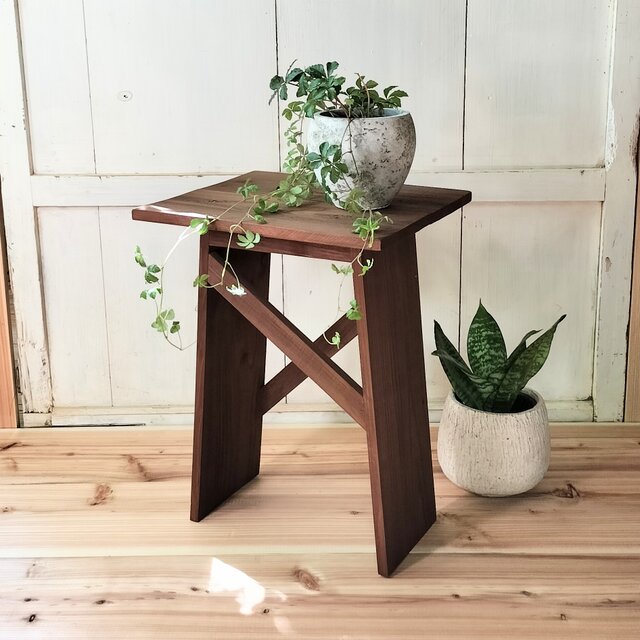シンプルなプリミティブミニテーブル (観葉植物 花台 スツール) | iichi 日々の暮らしを心地よくするハンドメイドやアンティークのマーケットプレイス