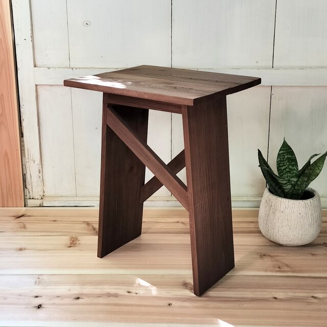 シンプルなプリミティブミニテーブル (観葉植物 花台 スツール) | iichi 日々の暮らしを心地よくするハンドメイドやアンティークのマーケットプレイス