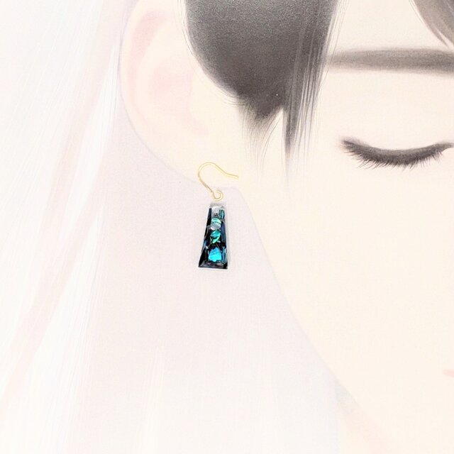 ブルー螺鈿の台形ピアスイヤリング1940 | iichi 日々の暮らしを心地よくするハンドメイドやアンティークのマーケットプレイス