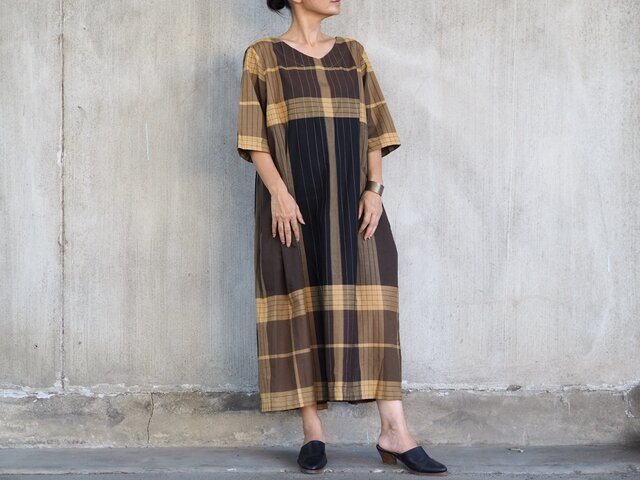 プリーツのバックスタイルがポイントのサロンワンピース《49》 | iichi 日々の暮らしを心地よくするハンドメイドやアンティークのマーケットプレイス