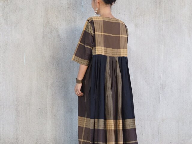 プリーツのバックスタイルがポイントのサロンワンピース《49》 | iichi 日々の暮らしを心地よくするハンドメイドやアンティークのマーケットプレイス