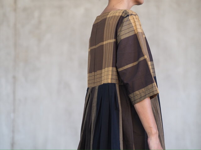 プリーツのバックスタイルがポイントのサロンワンピース《49》 | iichi 日々の暮らしを心地よくするハンドメイドやアンティークのマーケットプレイス