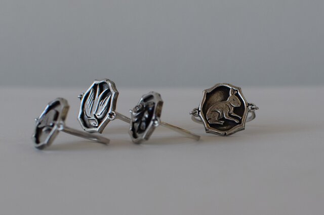 Rose Charm Ring | iichi 日々の暮らしを心地よくするハンドメイドやアンティークのマーケットプレイス