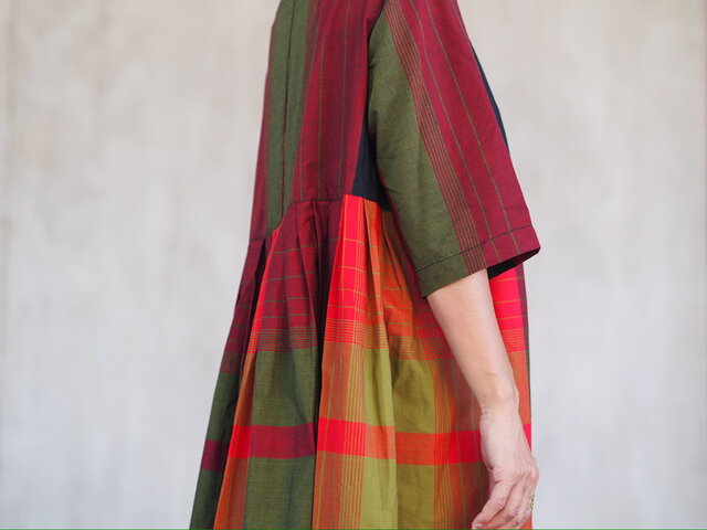 プリーツのバックスタイルがポイントのサロンワンピース《52》 | iichi 日々の暮らしを心地よくするハンドメイドやアンティークのマーケットプレイス