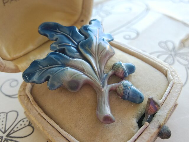 ヴィンテージ どんぐり（Blue／Grey）エナメル ブローチ | iichi 日々の暮らしを心地よくするハンドメイドやアンティークのマーケットプレイス