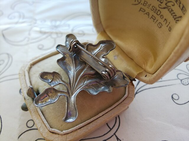 ヴィンテージ どんぐり（Blue／Grey）エナメル ブローチ | iichi 日々の暮らしを心地よくするハンドメイドやアンティークのマーケットプレイス