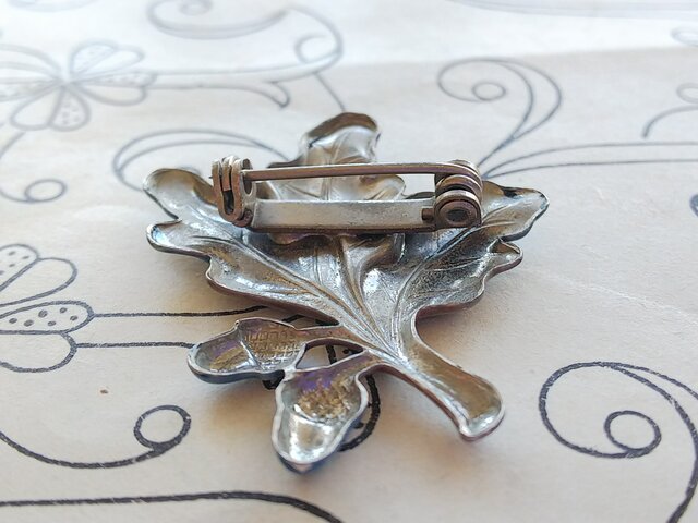 ヴィンテージ どんぐり（Blue／Grey）エナメル ブローチ | iichi 日々の暮らしを心地よくするハンドメイドやアンティークのマーケットプレイス