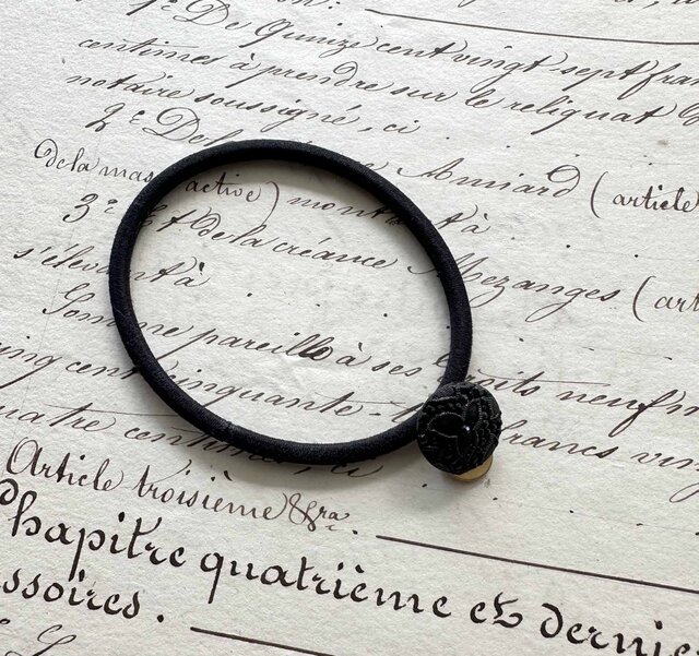 アンティークラスターボタンヘアゴム／黒ラスター・3花弁模様ボタン（AB-025） | iichi 日々の暮らしを心地よくするハンドメイドやアンティークのマーケットプレイス