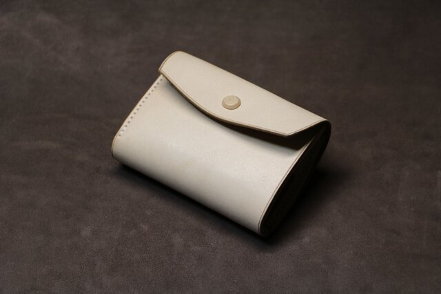 【コンパクトコインウォレット】アラスカレザー アイボリー EB-006 | iichi 日々の暮らしを心地よくするハンドメイドやアンティークのマーケットプレイス