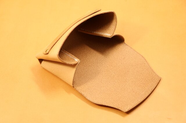 【ふんわり名刺入れ】国産ヌメ 生成り EC-006 | iichi 日々の暮らしを心地よくするハンドメイドやアンティークのマーケットプレイス