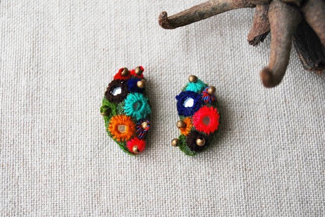 ミラー刺繍のカラフルぽこぽこアシメピアスorイヤリング | iichi 日々の暮らしを心地よくするハンドメイドやアンティークのマーケットプレイス
