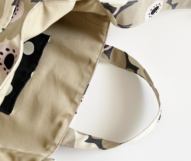 新作‼ 2WAYショルダーバッグ ラウンド型 グレー×アイボリー北欧風フラワー*外ポケット A4 | iichi 日々の暮らしを心地よくするハンドメイドやアンティークのマーケットプレイス