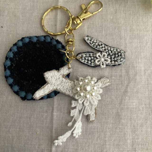 ハンドメイド＊ミナペルホネンpomppiaタンバリンランランラン花keyホルダー1点物 | iichi 日々の暮らしを心地よくするハンドメイドやアンティークのマーケットプレイス