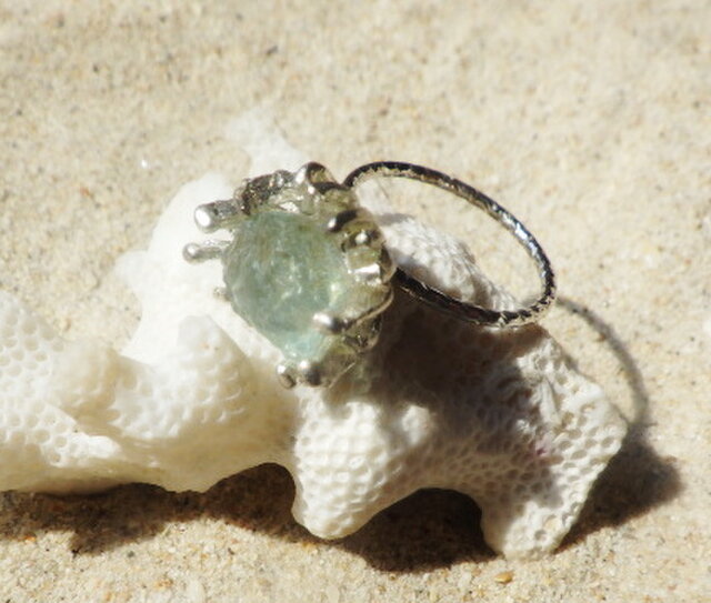 Ocean Inspired Rough Aquamarine Ring アクアマリン原石の珊瑚フレームのリング | iichi 日々の暮らしを心地よくするハンドメイドやアンティークの ...