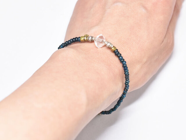 インディゴブルーmixアンティークビーズと算盤型古代水晶、oldチンシルバー＆オリッサブラスの華奢なブレス | iichi 日々の暮らしを心地よくするハンドメイドやアンティークのマーケットプレイス