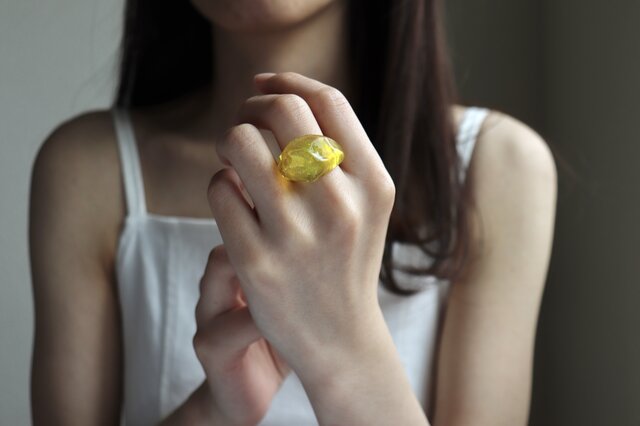 yellow ガラス リング glass ring | iichi 日々の暮らしを心地よくするハンドメイドやアンティークのマーケットプレイス