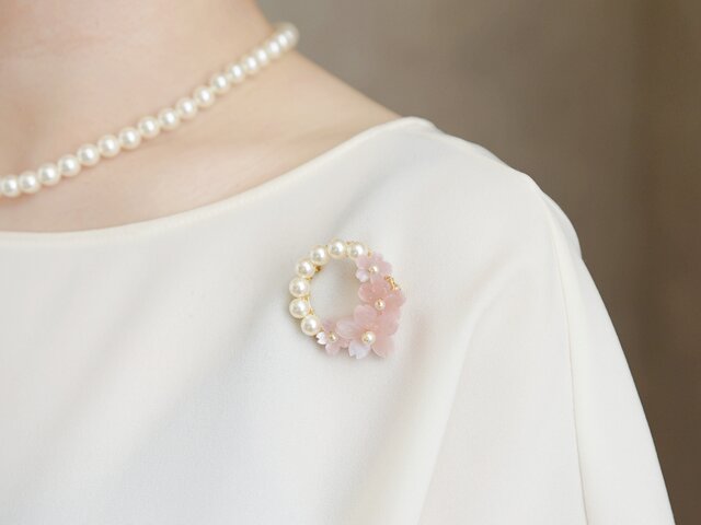 【ブローチ】桜 春爛漫 パール リース Ⅱ | iichi 日々の暮らしを心地よくするハンドメイドやアンティークのマーケットプレイス