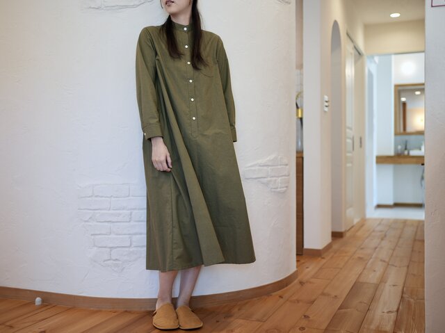 キリッと可愛い ︎スタンドカラーワンピース 長袖 カーキ No.278 | iichi 日々の暮らしを心地よくするハンドメイドやアンティークのマーケットプレイス