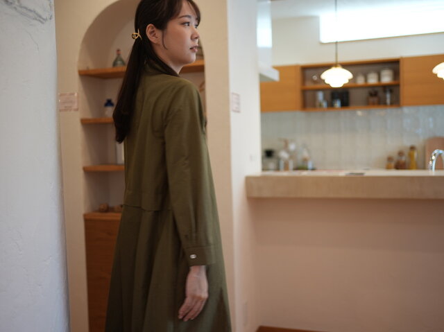 キリッと可愛い ︎スタンドカラーワンピース 長袖 カーキ No.278 | iichi 日々の暮らしを心地よくするハンドメイドやアンティークのマーケットプレイス