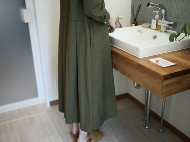 キリッと可愛い ︎スタンドカラーワンピース 長袖 カーキ No.278 | iichi 日々の暮らしを心地よくするハンドメイドやアンティークのマーケットプレイス