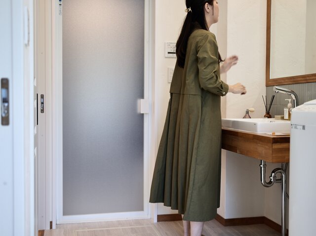 キリッと可愛い ︎スタンドカラーワンピース 長袖 カーキ No.278 | iichi 日々の暮らしを心地よくするハンドメイドやアンティークのマーケットプレイス