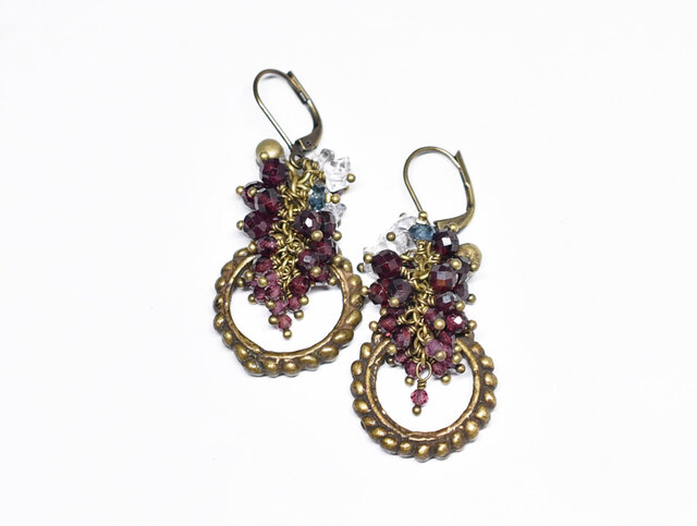 oldインドリングとたわわなストーンビーズ、民族鈴のピアス | iichi 日々の暮らしを心地よくするハンドメイドやアンティークのマーケットプレイス