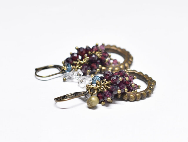 oldインドリングとたわわなストーンビーズ、民族鈴のピアス | iichi 日々の暮らしを心地よくするハンドメイドやアンティークのマーケットプレイス