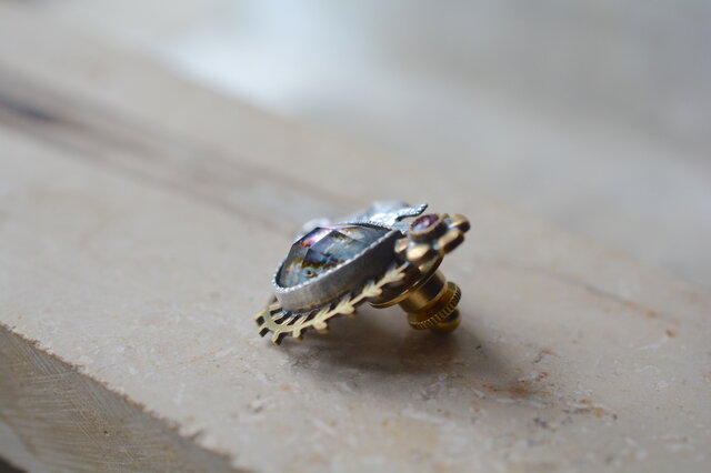 cat and flower pin broochのコピー | iichi 日々の暮らしを心地よくするハンドメイドやアンティークのマーケットプレイス