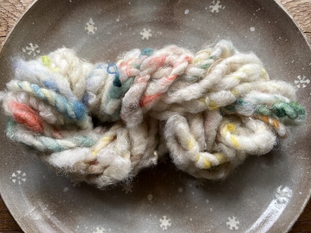 手紡ぎ糸 「うらにわ」Z撚り⑥ | iichi 日々の暮らしを心地よくするハンドメイドやアンティークのマーケットプレイス