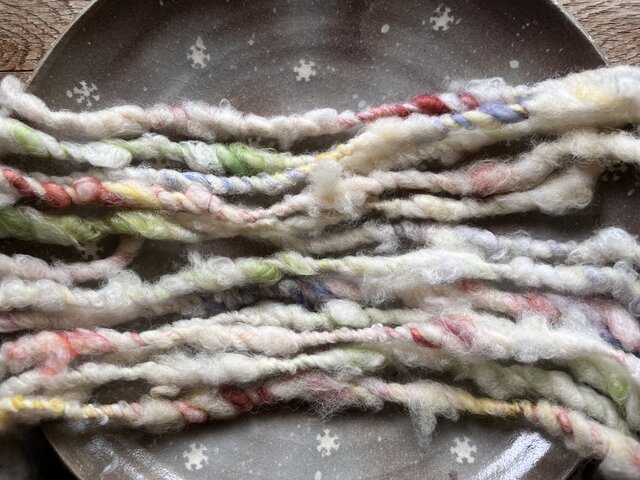 手紡ぎ糸 「うらにわ」Z撚り⑧ | iichi 日々の暮らしを心地よくするハンドメイドやアンティークのマーケットプレイス