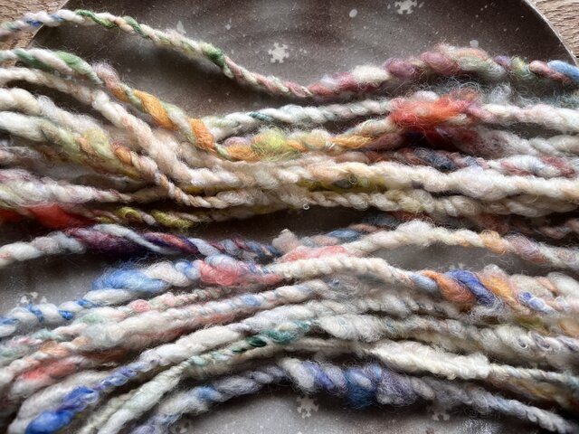 手紡ぎ糸 「うらにわ」(濃色)Z撚り① | iichi 日々の暮らしを心地よくするハンドメイドやアンティークのマーケットプレイス