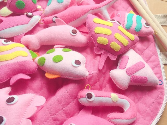 【受注制作】フェルト さかなつり 手作りキット ぜーんぶピンク（おさかな28匹） | iichi 日々の暮らしを心地よくするハンドメイドやアンティークのマーケットプレイス
