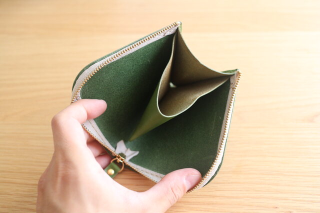 【一点物即納品】L字ファスナー小さい財布 ～イタリアンオイルショルダー エルバマット L.GREEN～ | iichi 日々の暮らしを心地よくするハンドメイドやアンティークのマーケットプレイス