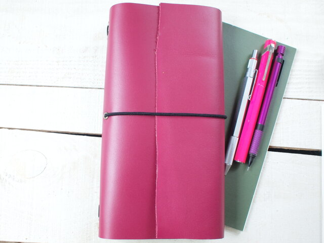 本革ボルドークレール A5変形 蓋部分自然な切り口 くるんと包む、トラベラーズノートタイプ | iichi 日々の暮らしを心地よくするハンドメイドやアンティークのマーケットプレイス