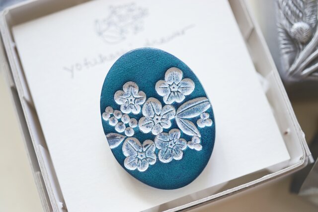 陶土の草花ブローチ : : : 1315 | iichi 日々の暮らしを心地よくするハンドメイドやアンティークのマーケットプレイス